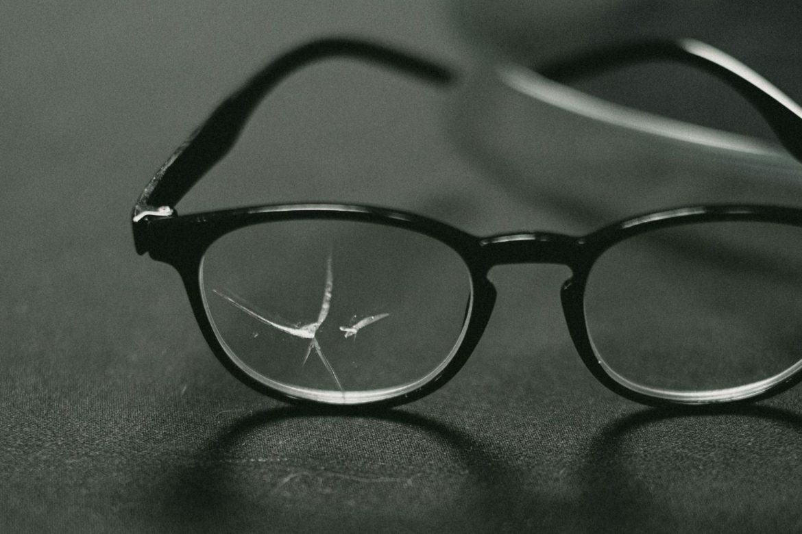 Fake Glasses: How To Make Sure What You Buy Is Legit | EZOnTheEyes